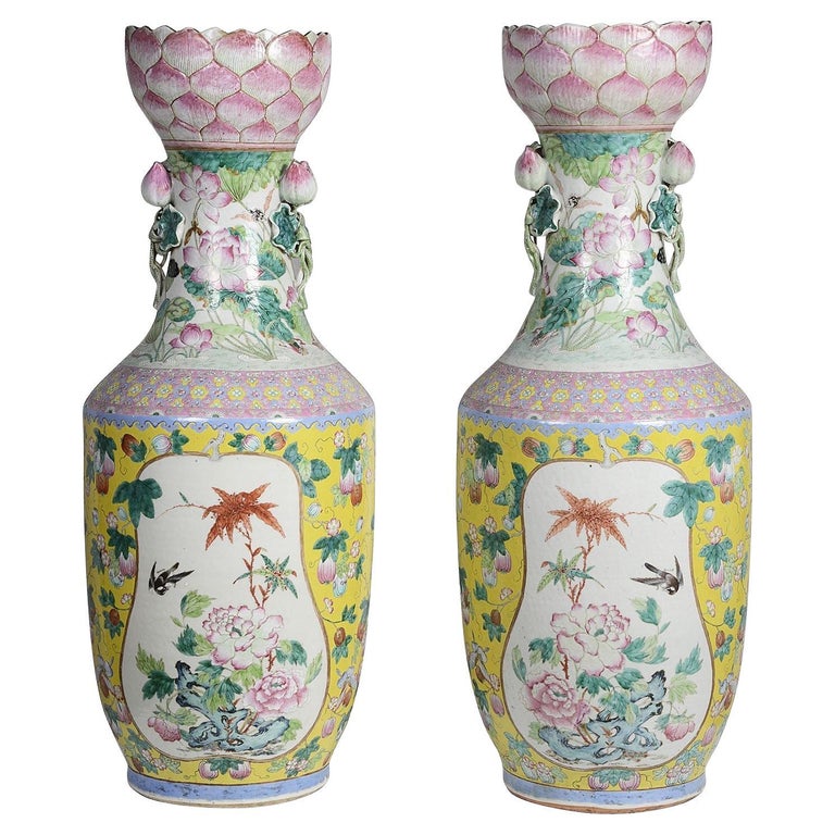 Paire rare de vases chinois du 19ème siècle de la famille Rose En vente ...