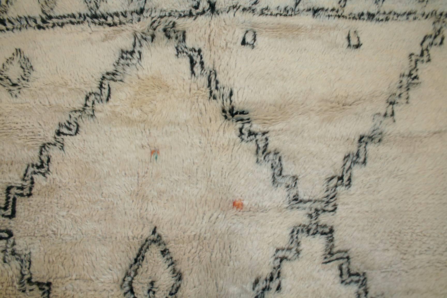 Rare Small Mid-Century Modern Ivory Moroccan Beni Ouarain Berber Rug at ...