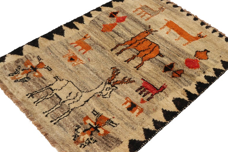 Tapis tribal Gabbeh vintage rare à motifs picturaux beige par Rug and ...