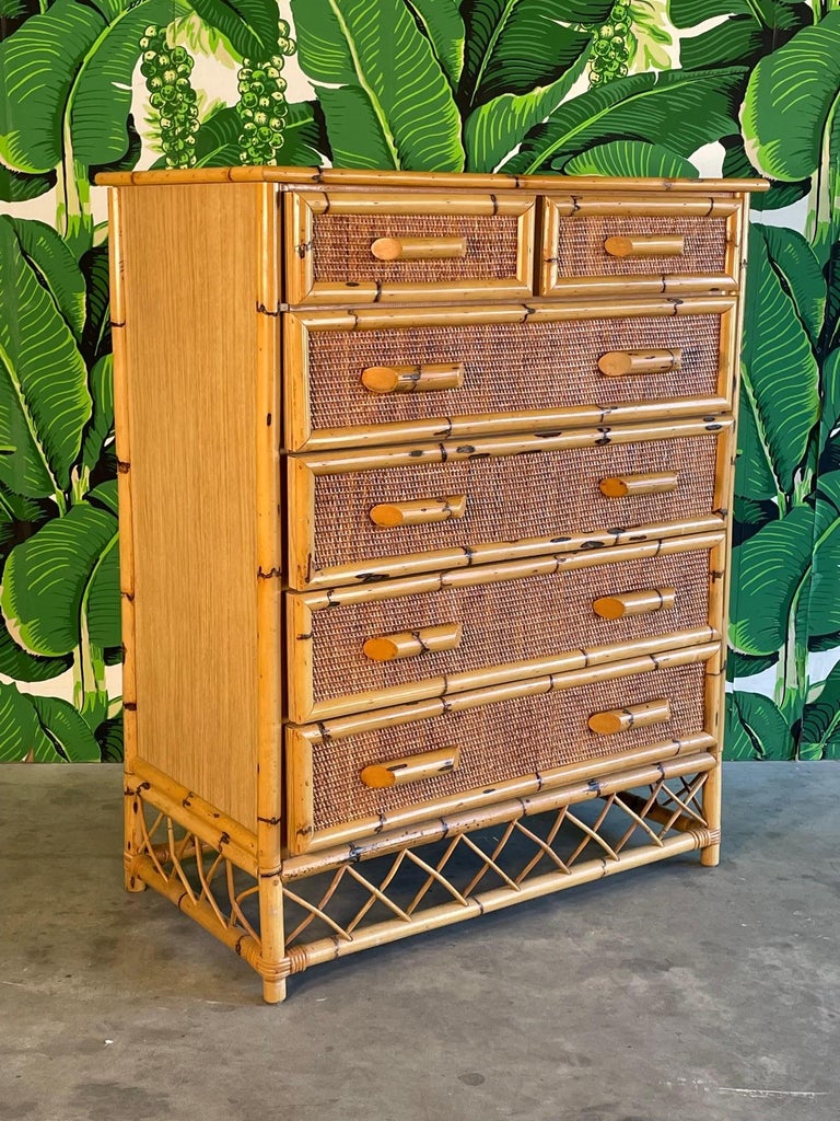 Commode haute à jupe en rotin et osier - En vente sur 1stDibs