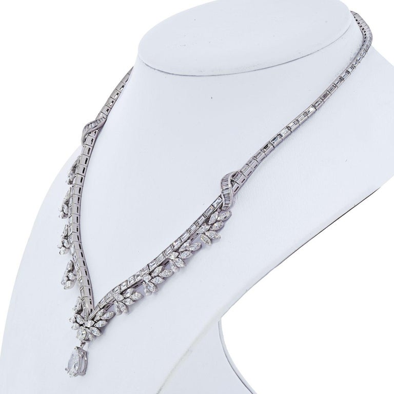 Raymond C. Yard, collier en platine avec diamants taille baguette et ...