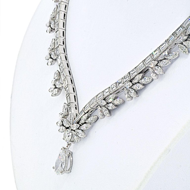 Raymond C. Yard, collier en platine avec diamants taille baguette et ...