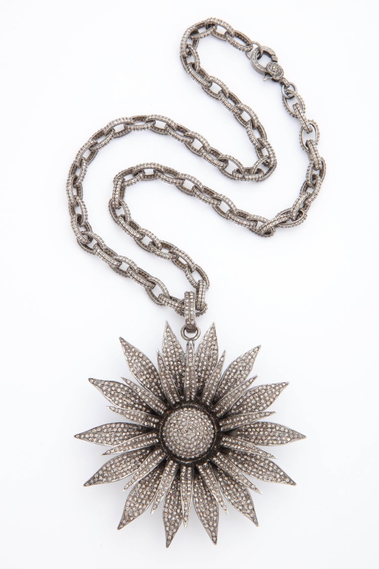 Diamond Daisy Necklace For Sale at 1stDibs