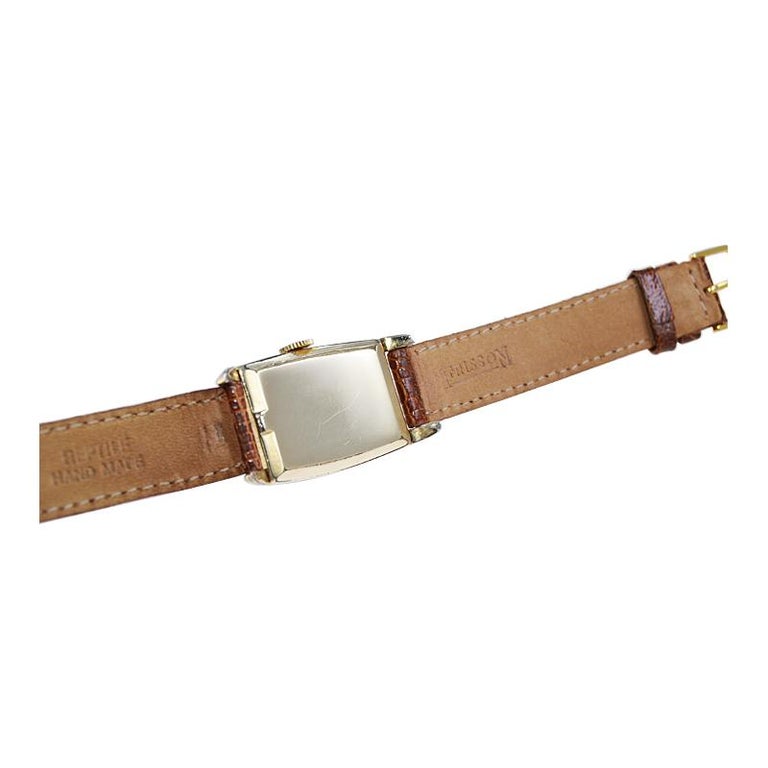 Record Watch Company Montre Art Déco en forme de tonneau remplie d'or ...