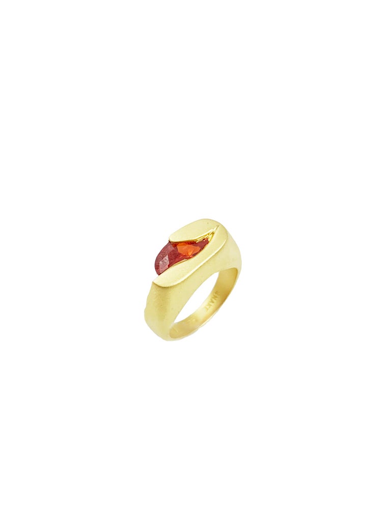 Red Stone in Broken Brick - 14k gold pinky ring For Sale at 1stDibs