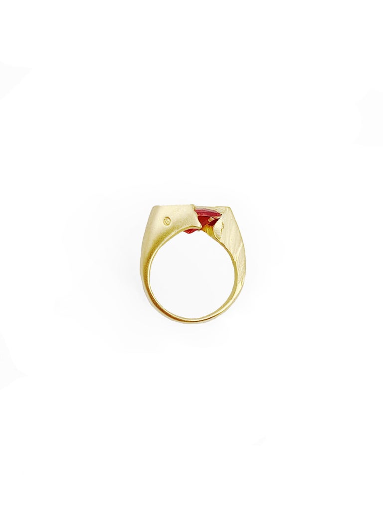 Red Stone in Broken Brick - 14k gold pinky ring For Sale at 1stDibs