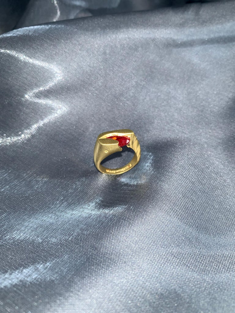 Red Stone in Broken Brick - 14k gold pinky ring For Sale at 1stDibs