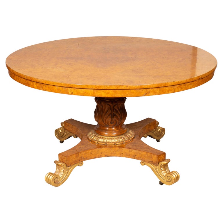 Table centrale Regency en loupe d'orme et bois doré En vente sur 1stDibs