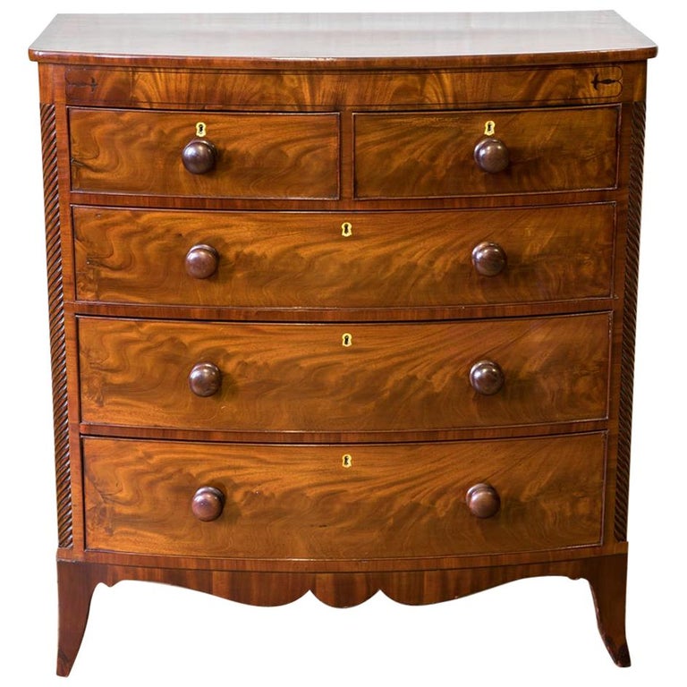 Commode en acajou de style Régence En vente sur 1stDibs