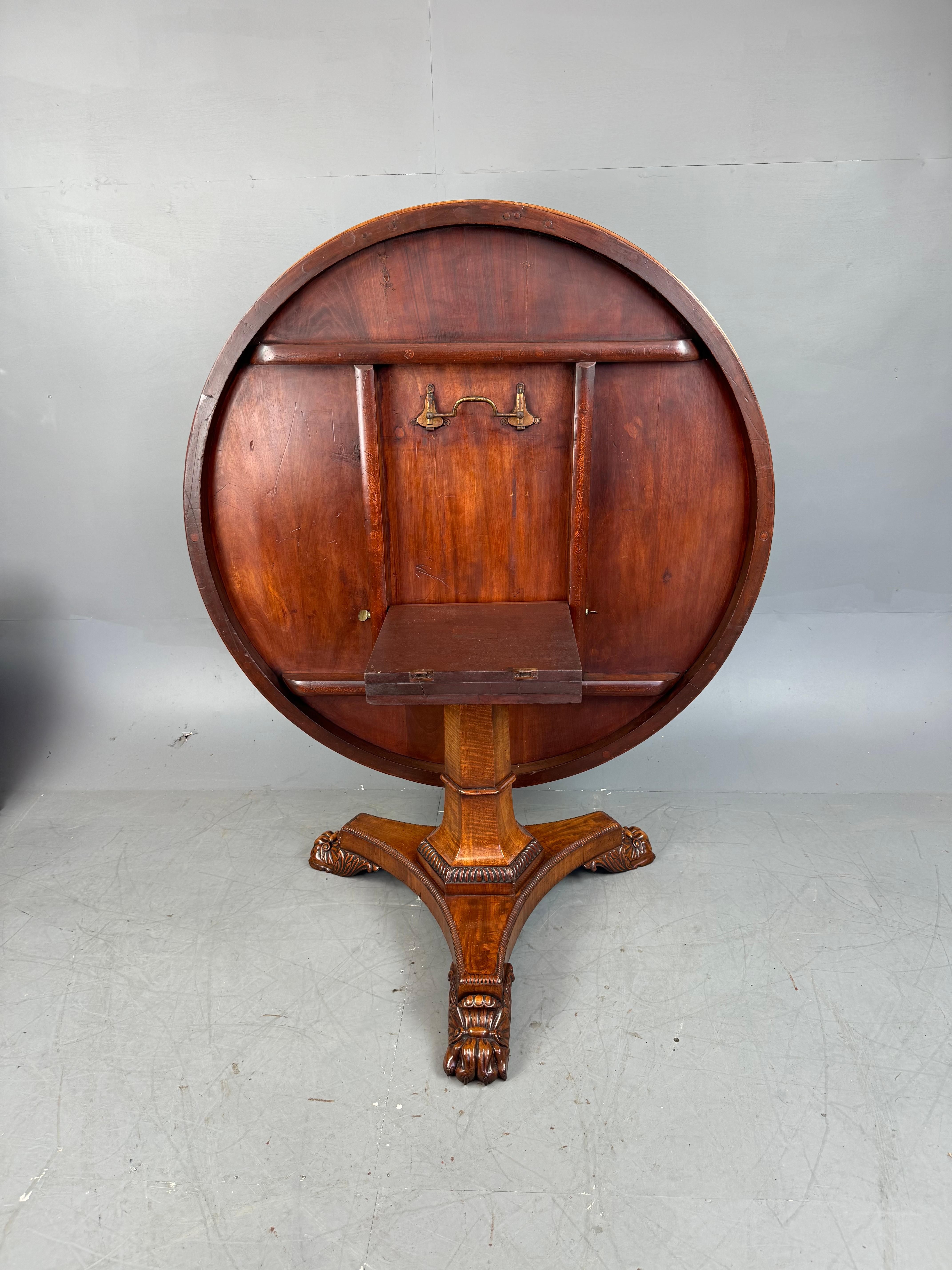 Regency mahogany round centre / dining table For Sale at 1stDibs