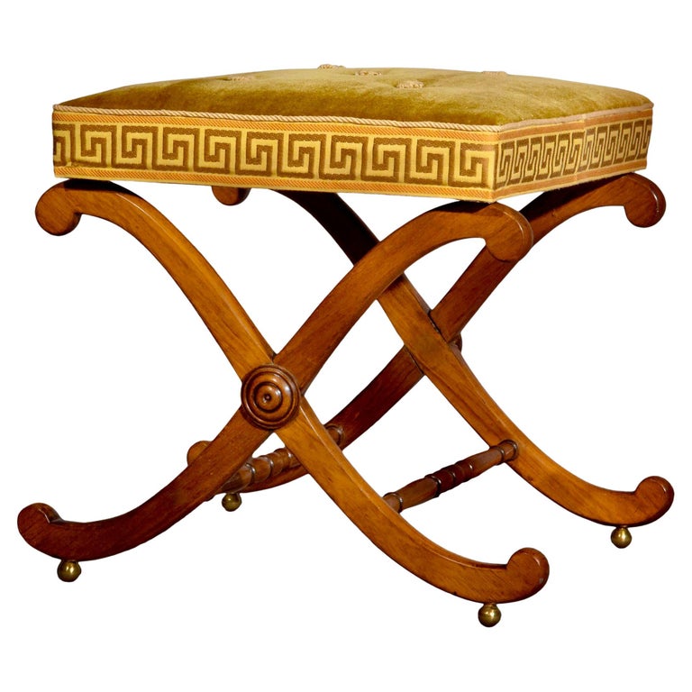 Regency-Hocker mit X-Rahmen aus Mohair-Samt mit griechischer ...