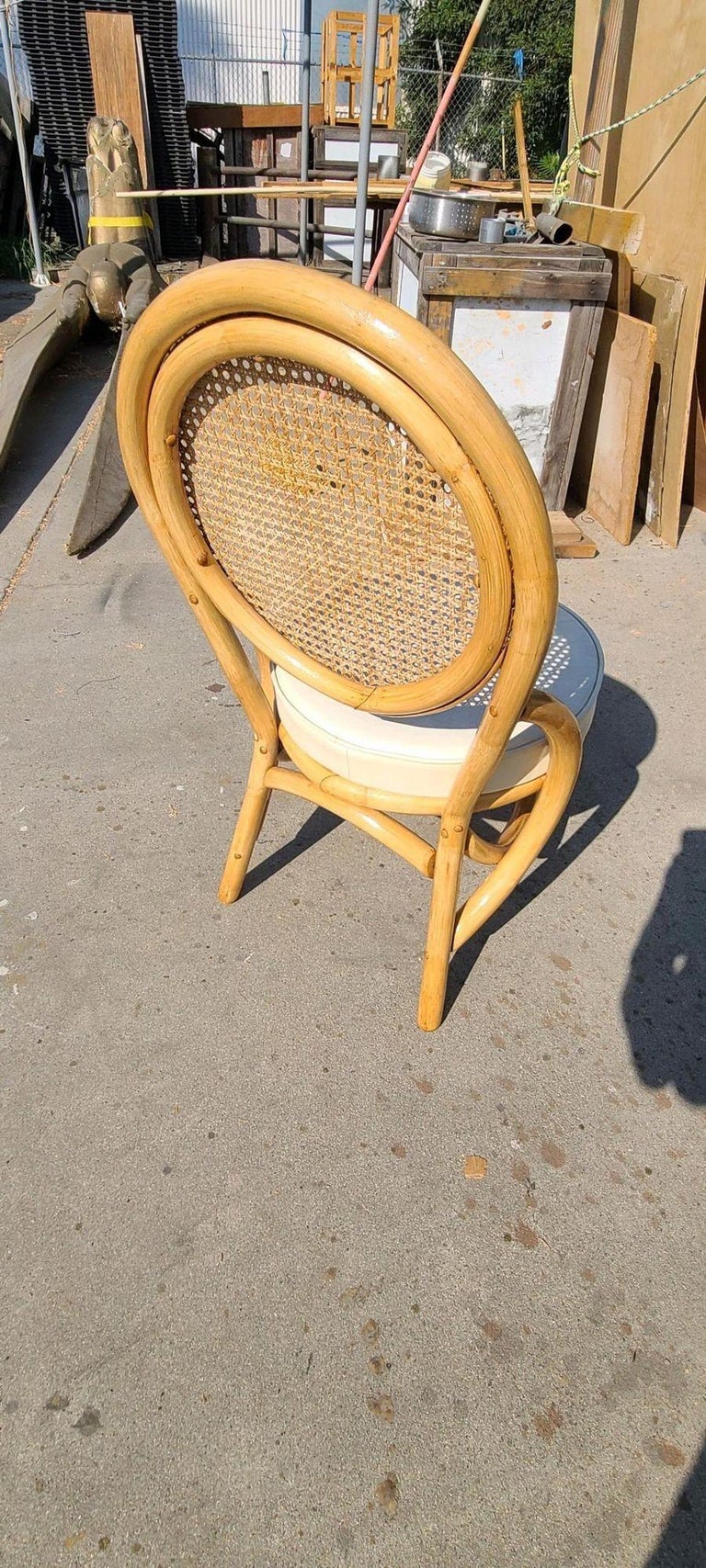 Restaurierter Rattan Esszimmerstuhl Mit Rundem Sitz Aus Geflochtener