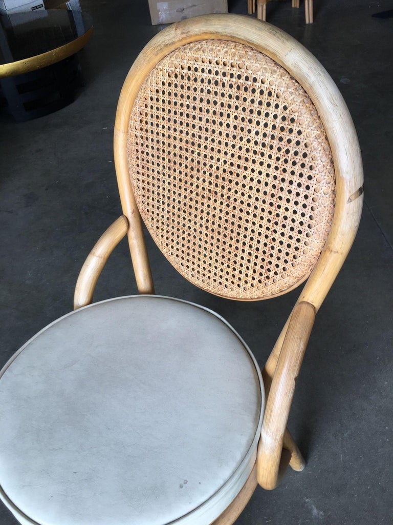 Restaurierter Rattan Esszimmerstuhl Mit Rundem Sitz Aus Geflochtener