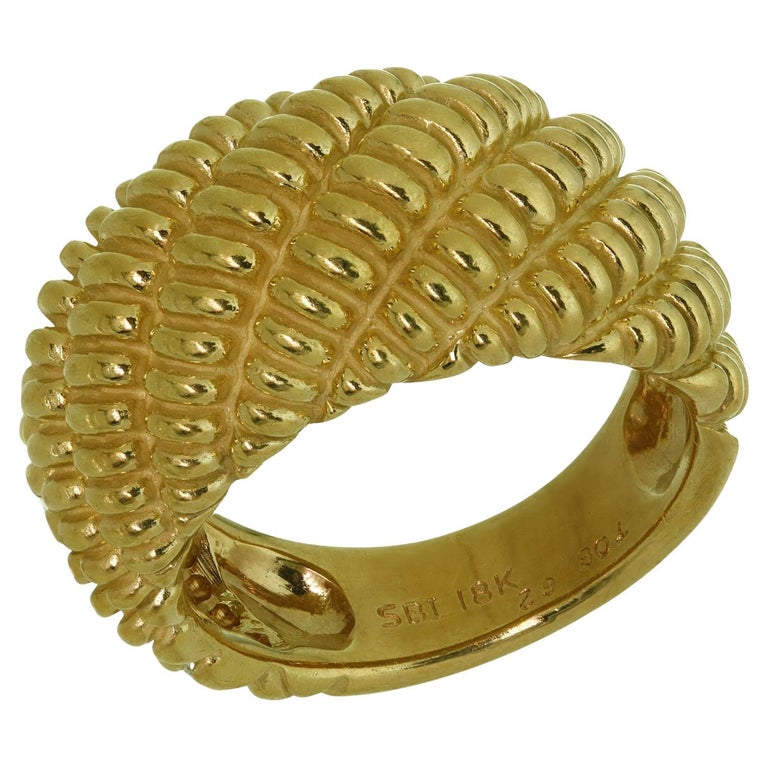Retro 1970s Yellow Gold Ridged Domed Ring For Sale at 1stDibs