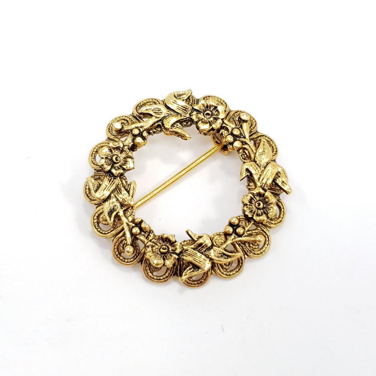 Retro Gold Floral Wreath Pin Brooch, Circa 1970s For Sale at 1stDibs