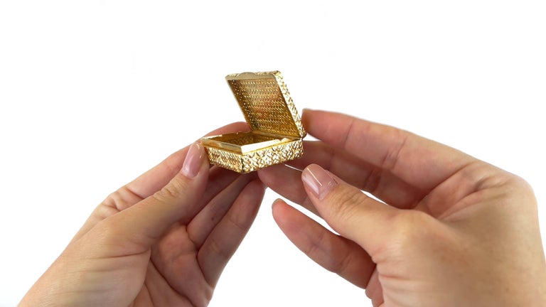 Retro Van Cleef and Arpels 18 Karat Gold Pill Box For Sale at 1stDibs