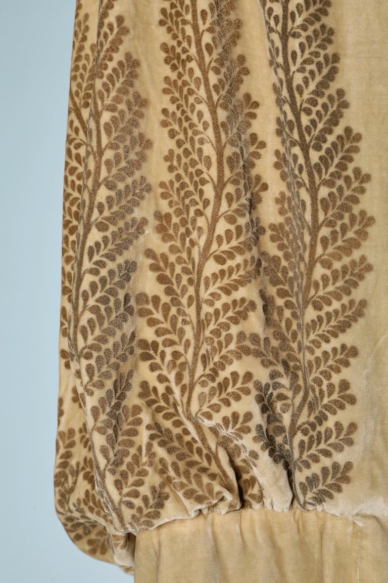 Reversible Opéra cape black and ivory silk velvet with gold print Circa ...