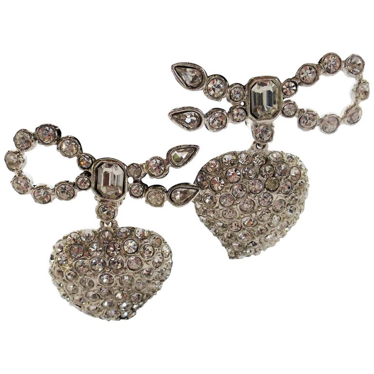 Ohrclips aus Strass in Form von Herzen, signiert von Yves St. Laurent 80er Jahre im Angebot bei ...