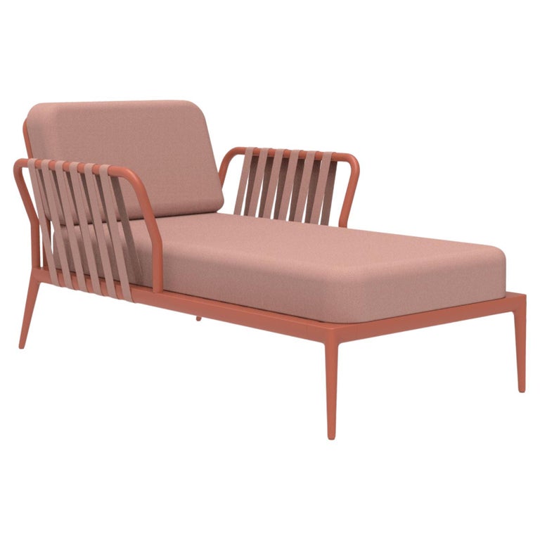 Divan saumon à rubans de MOWEE En vente sur 1stDibs