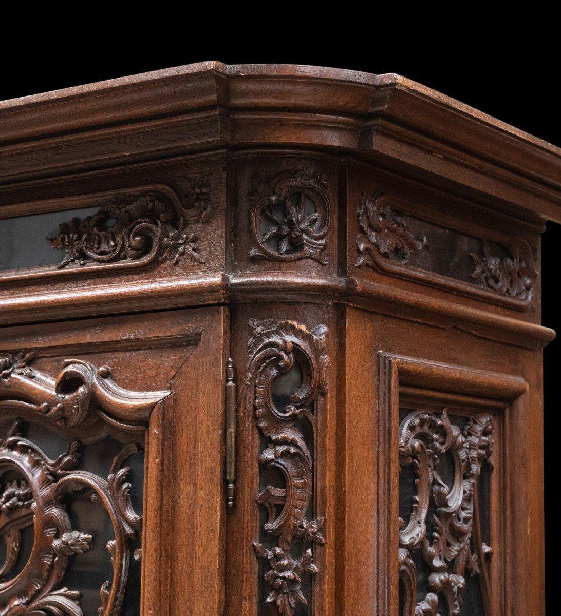 Richly carved 19th century cabinet with claw feet. For Sale at 1stDibs