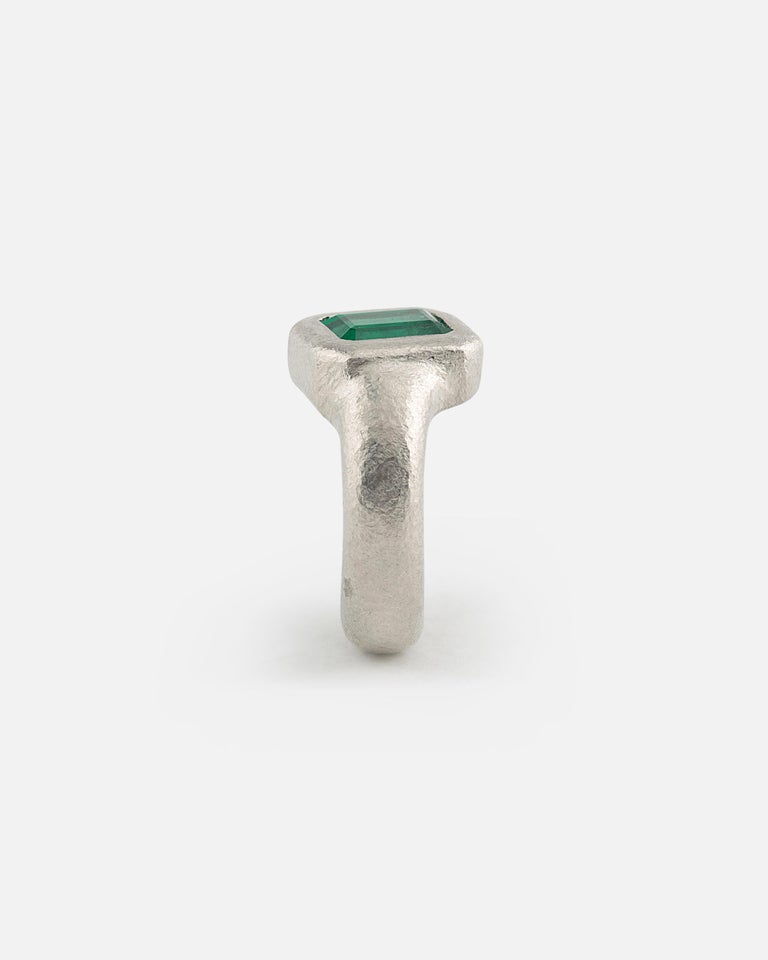 Ring in Solid Platinum with Emerald For Sale at 1stDibs