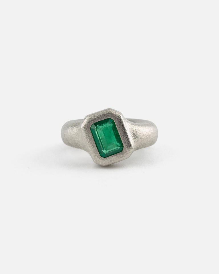 Ring in Solid Platinum with Emerald For Sale at 1stDibs