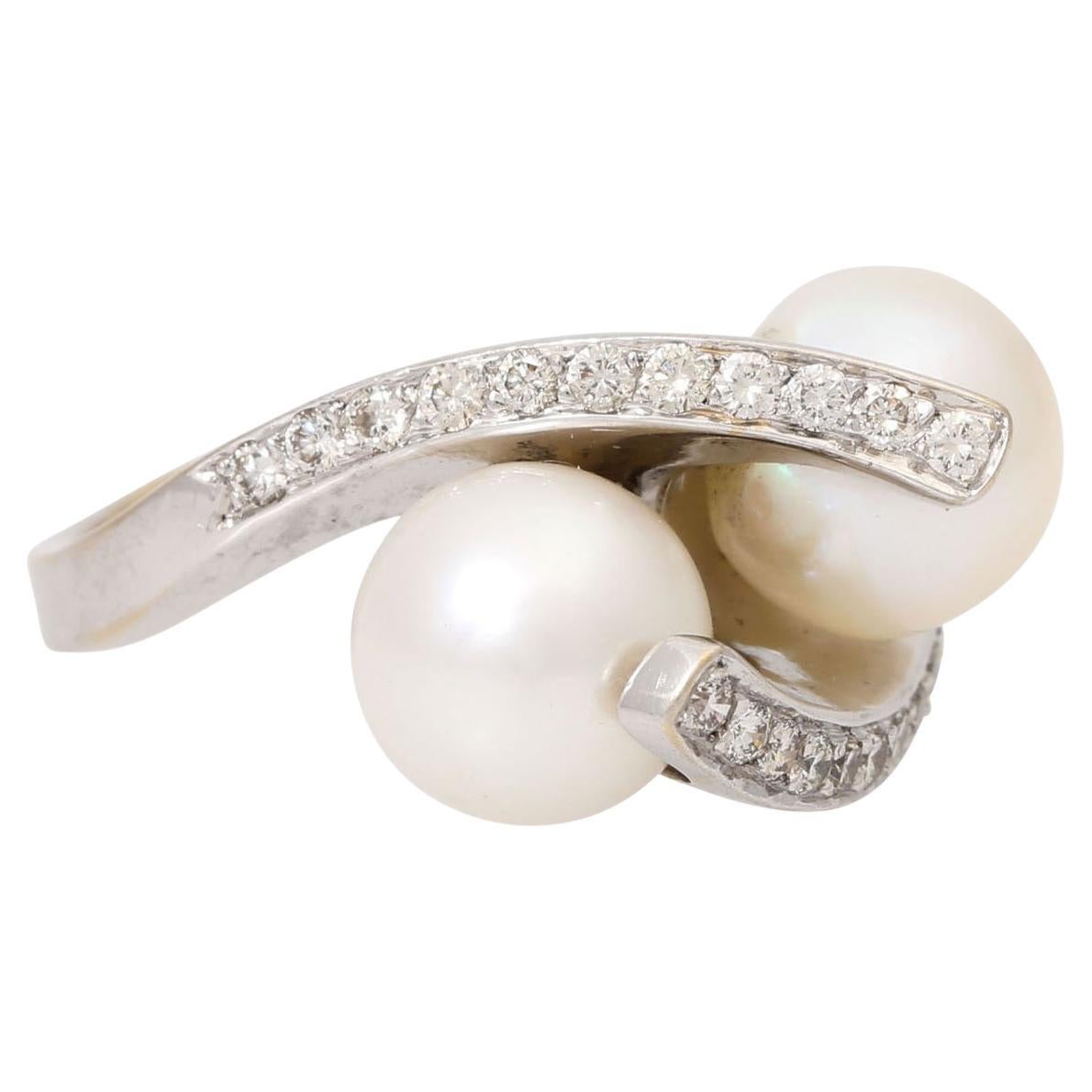 Ring with 2 Pearls and 22 Brilliant-Cut Diamonds For Sale at 1stDibs
