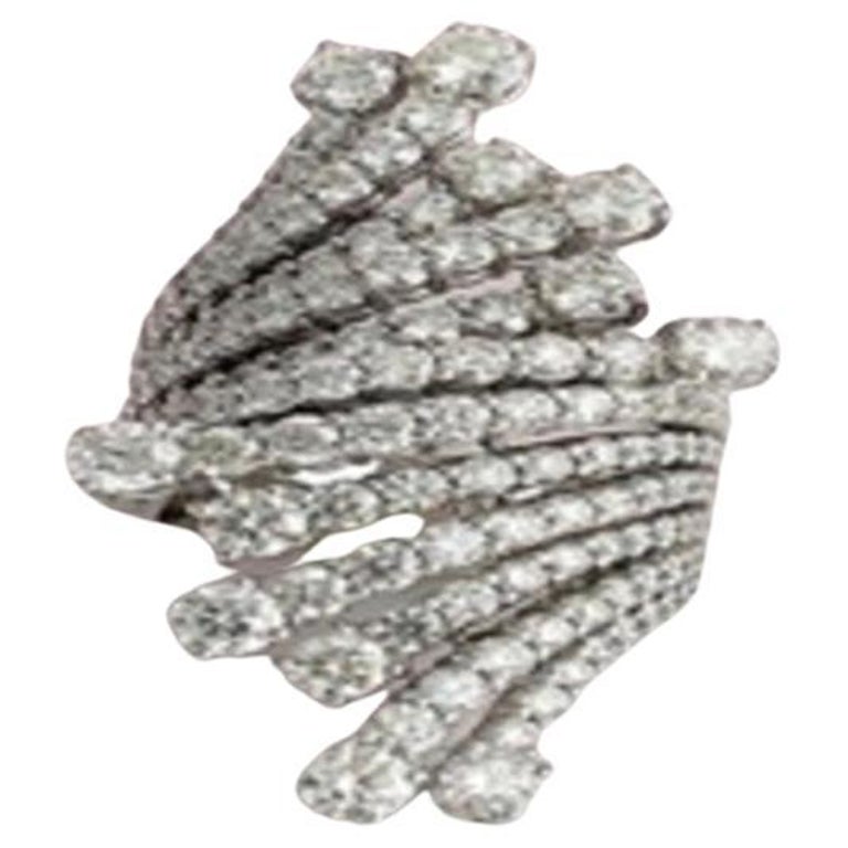 An exquisite Italian design ring with ct 5 of diamonds For Sale at 1stDibs