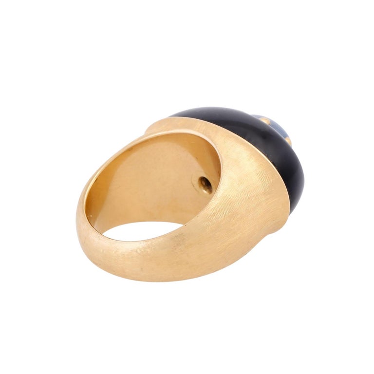 Ring with an Oval Star Sapphire Embedded in Onyx For Sale at 1stDibs
