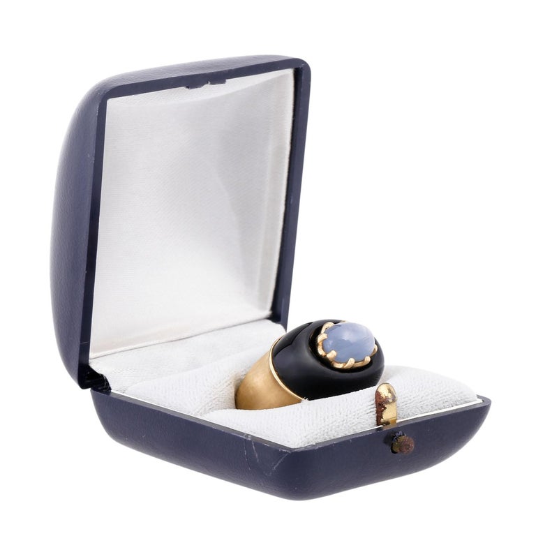 Ring with an Oval Star Sapphire Embedded in Onyx For Sale at 1stDibs