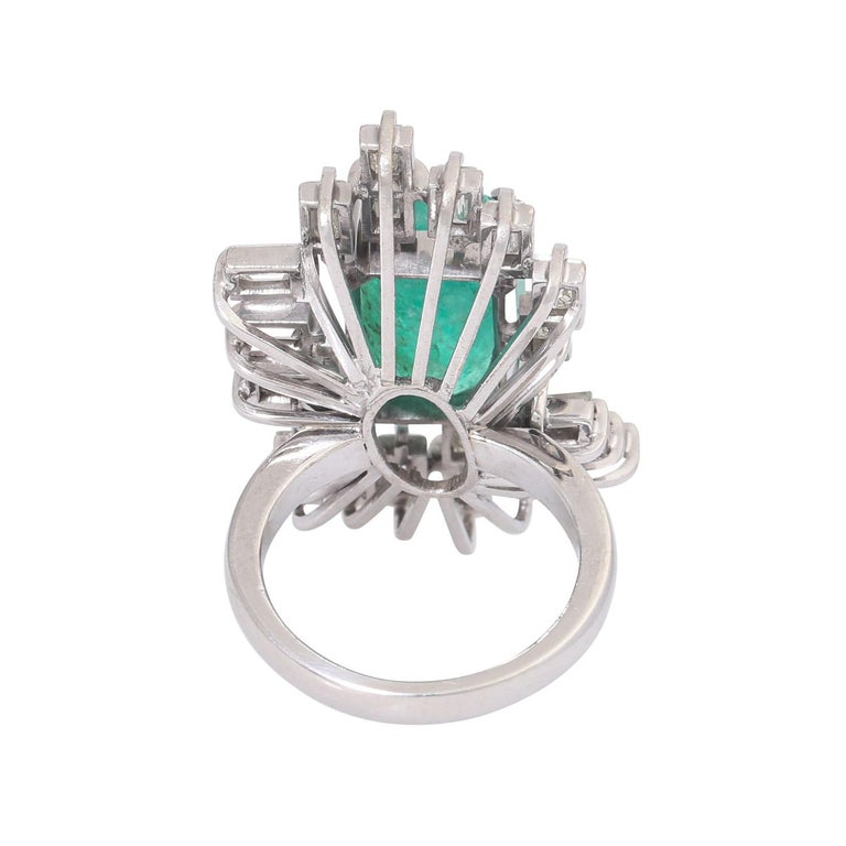 Ring with Emerald and 20 Diamonds For Sale at 1stDibs