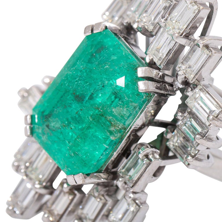 Ring with Emerald and 20 Diamonds For Sale at 1stDibs