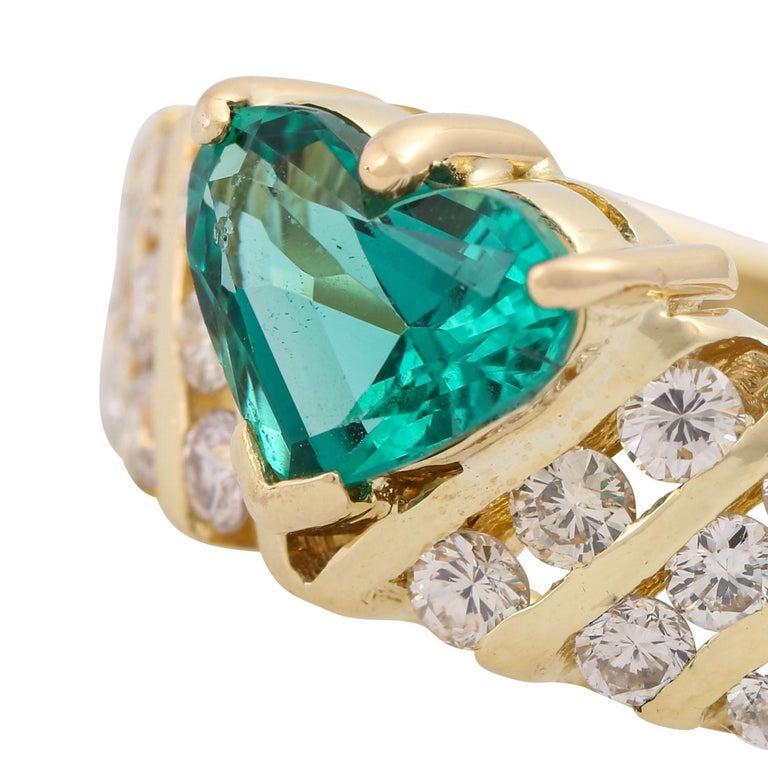 Ring with fine emerald and brilliants For Sale at 1stDibs