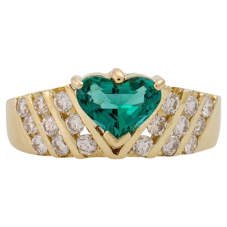 Ring with fine emerald and brilliants For Sale at 1stDibs