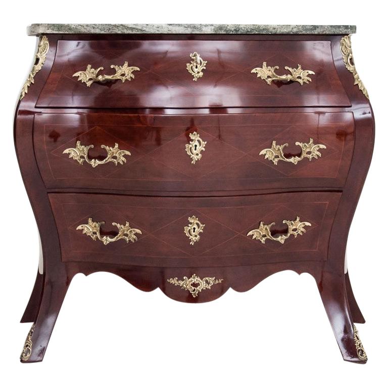 Commode rococo avec dessus en marbre - En vente sur 1stDibs