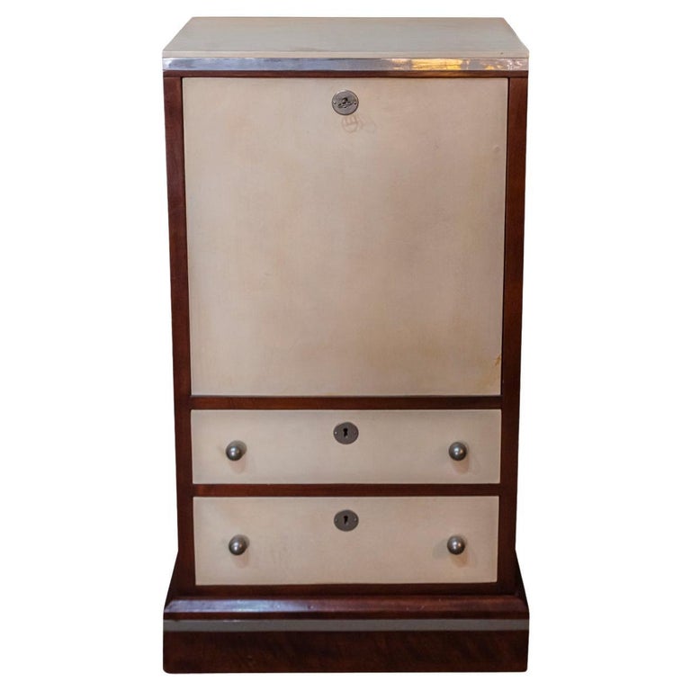 Sekretär im Raum, Pergament, Metall und Holz, um 1930, Frankreich. im ...