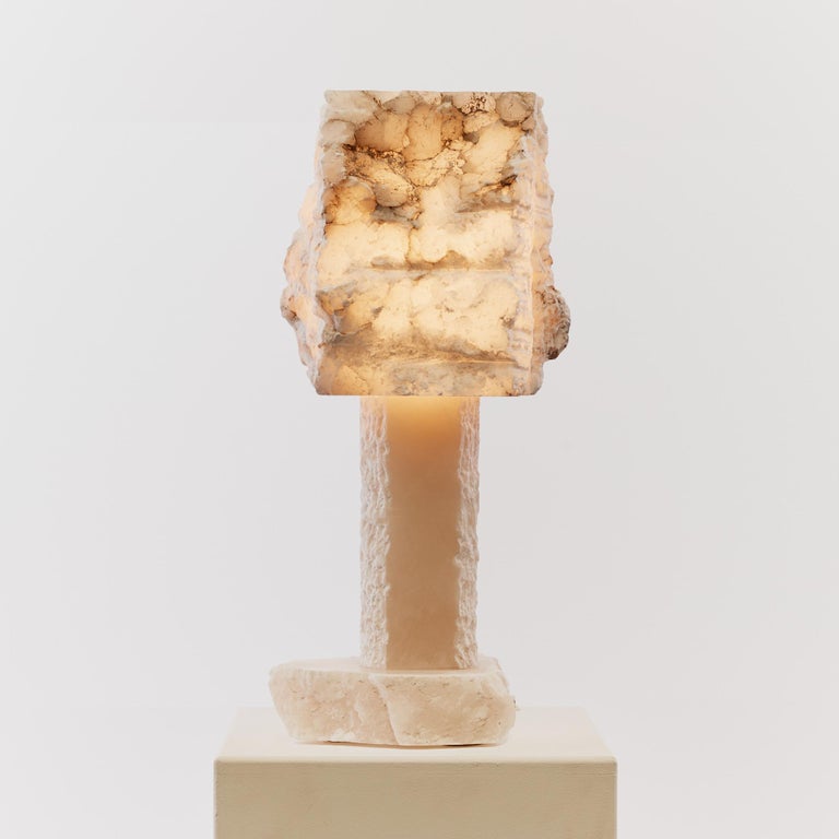 Lampe de bureau gobelet sculpturale en albâtre brut - En vente sur 1stDibs