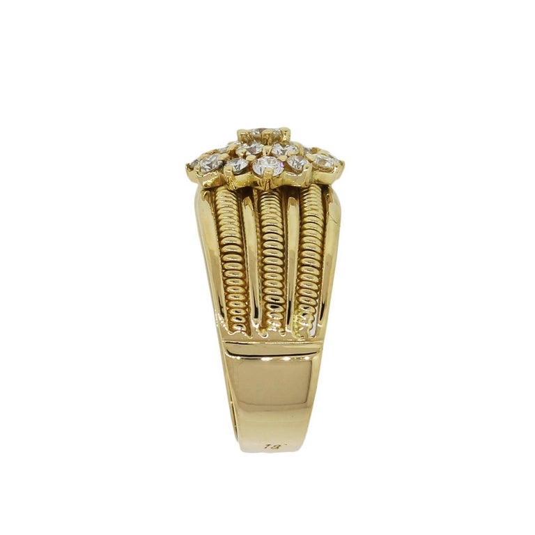 Round Brilliant Diamond Flower Ribbed Ring For Sale at 1stDibs