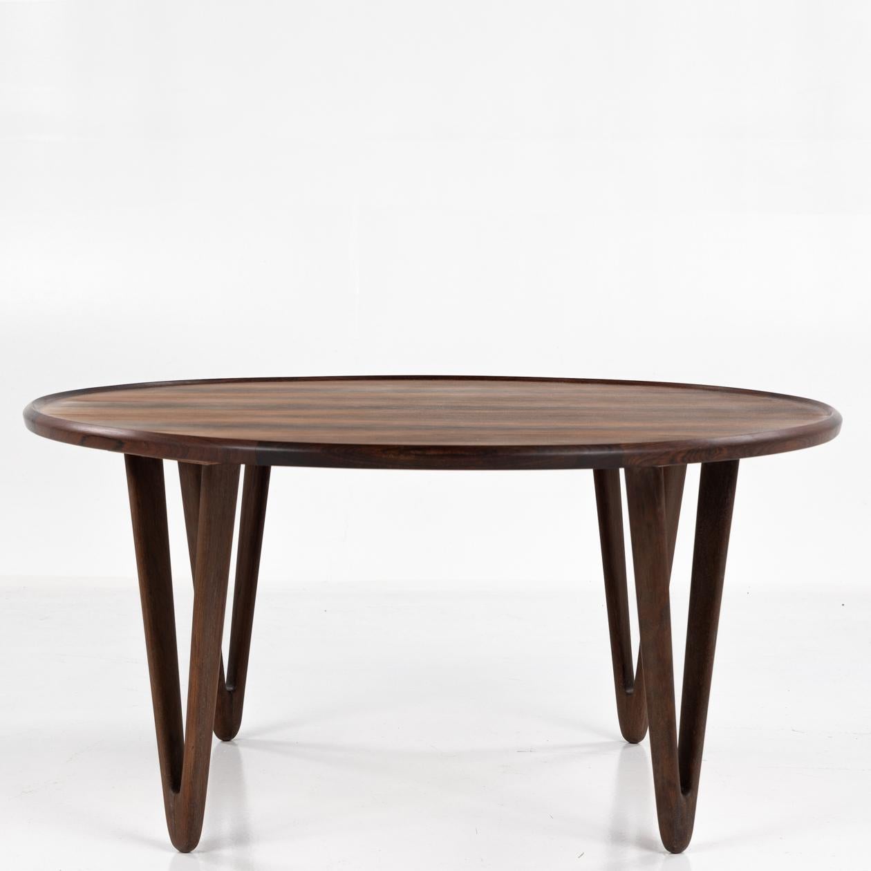 Round coffee table in rosewood with a beveled edge and V-shaped legs ...