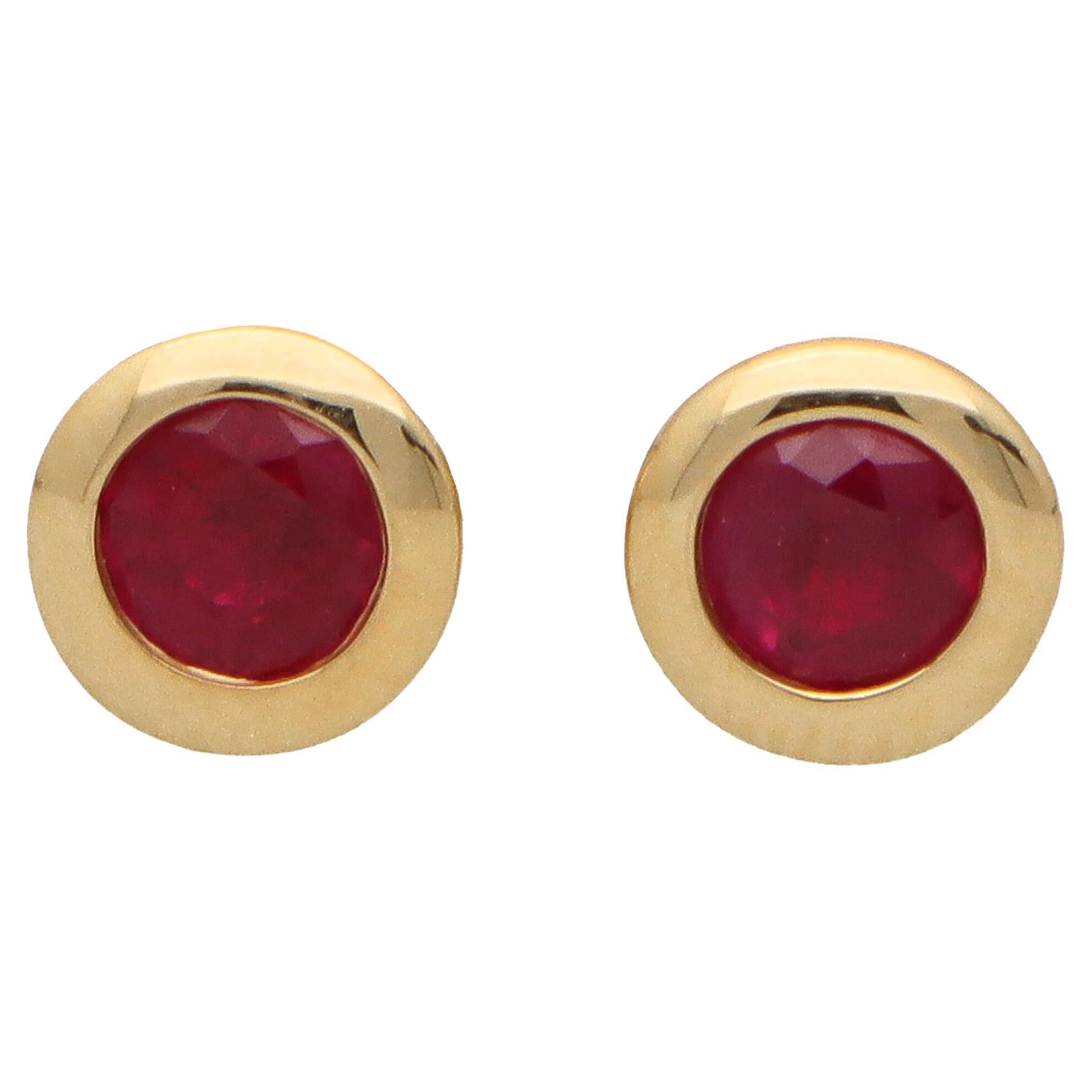 Round Ruby Stud Earrings in 18K Yellow Gold For Sale at 1stDibs