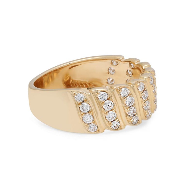 Round Cut Diamond Band Ring 18K For Sale at 1stDibs