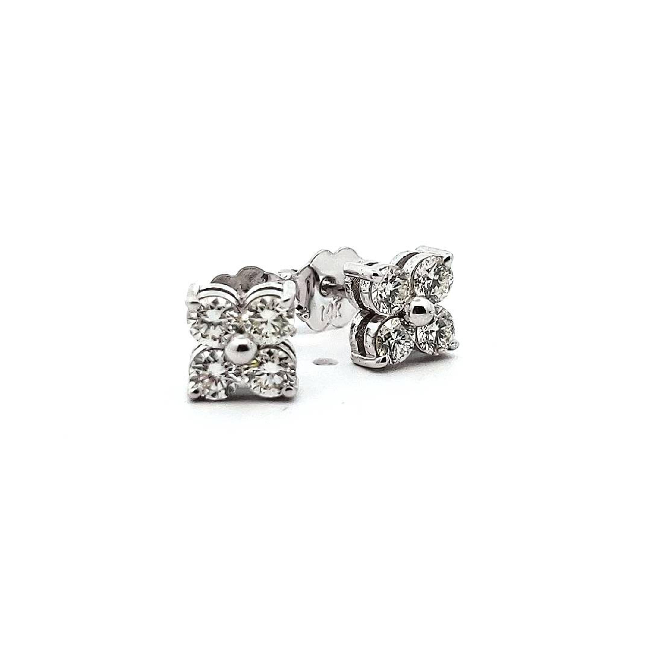 Round-cut Diamond Flower Stud Earrings Set For Sale at 1stDibs