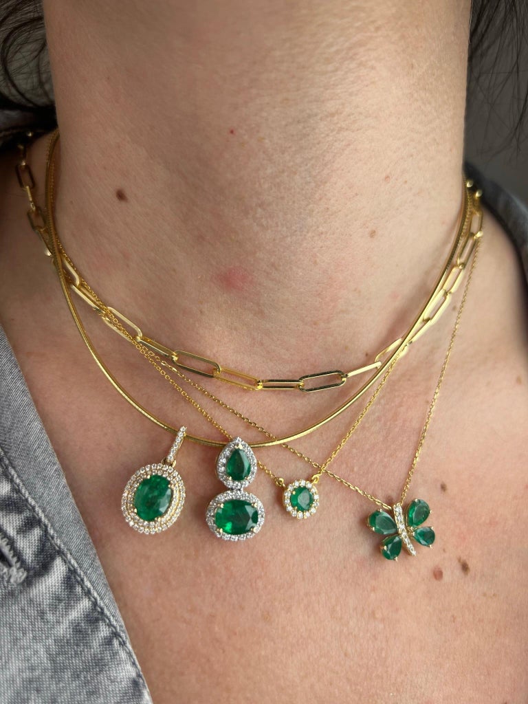 Round Emerald Pendant Necklace 18K For Sale at 1stDibs