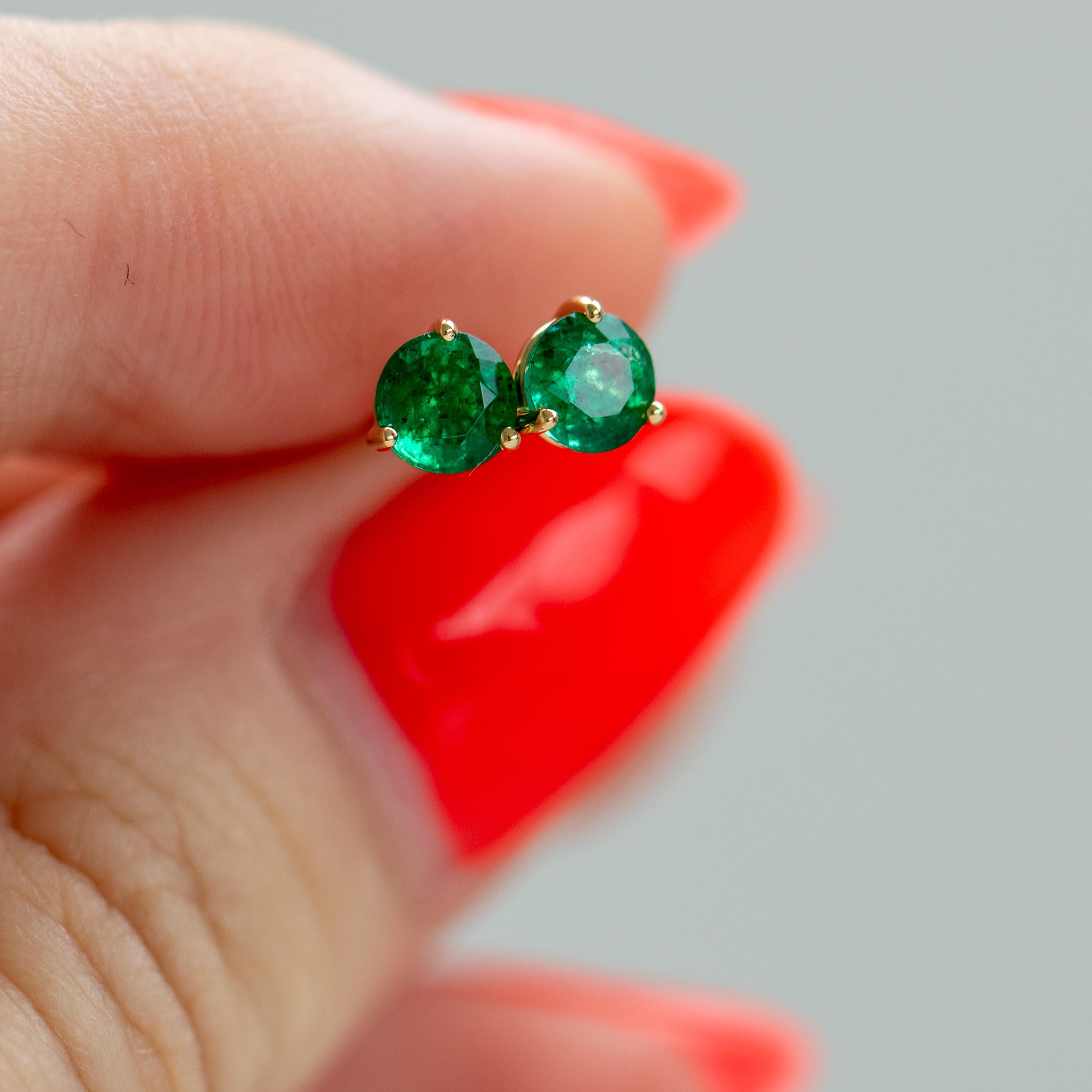 Round Green Emerald Stud Earrings in 18k Yellow Gold For Sale at 1stDibs