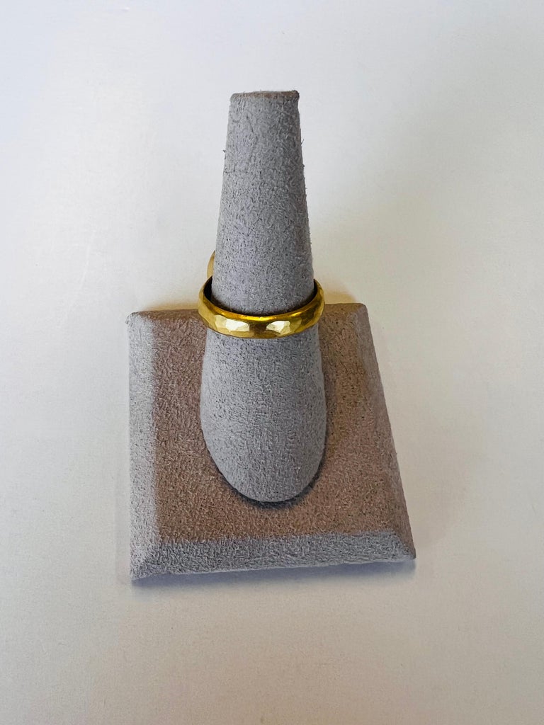 Round Moonstone Ring Set in 22 Karat Gold For Sale at 1stDibs