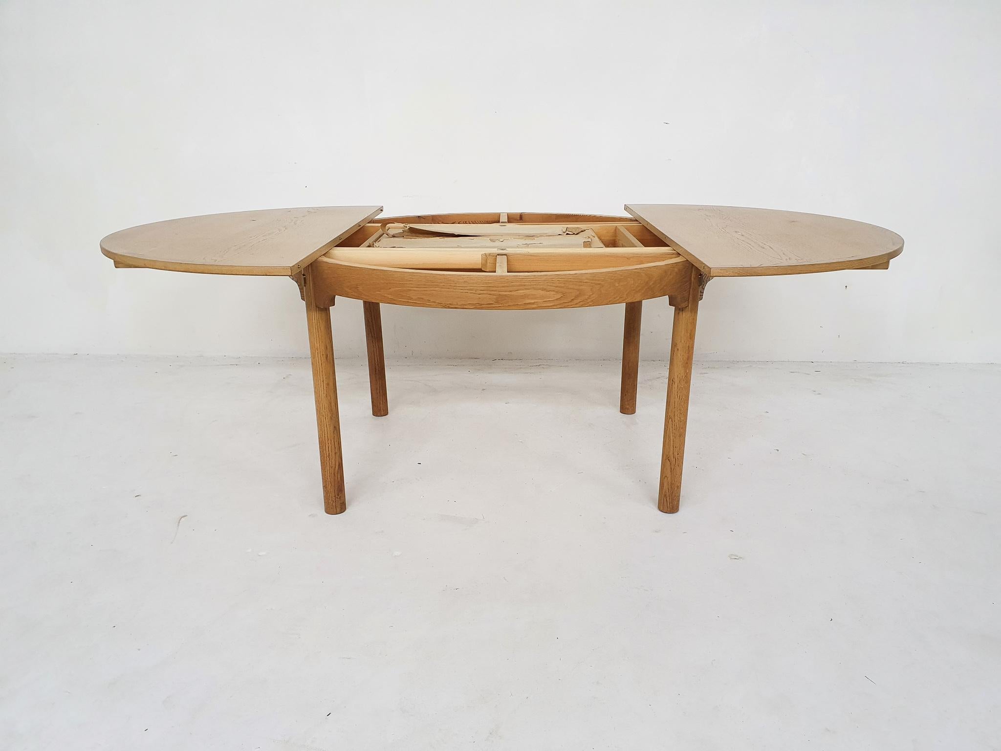 Round oak extendable dining table by Borge Mogensen for Karl Andersson ...