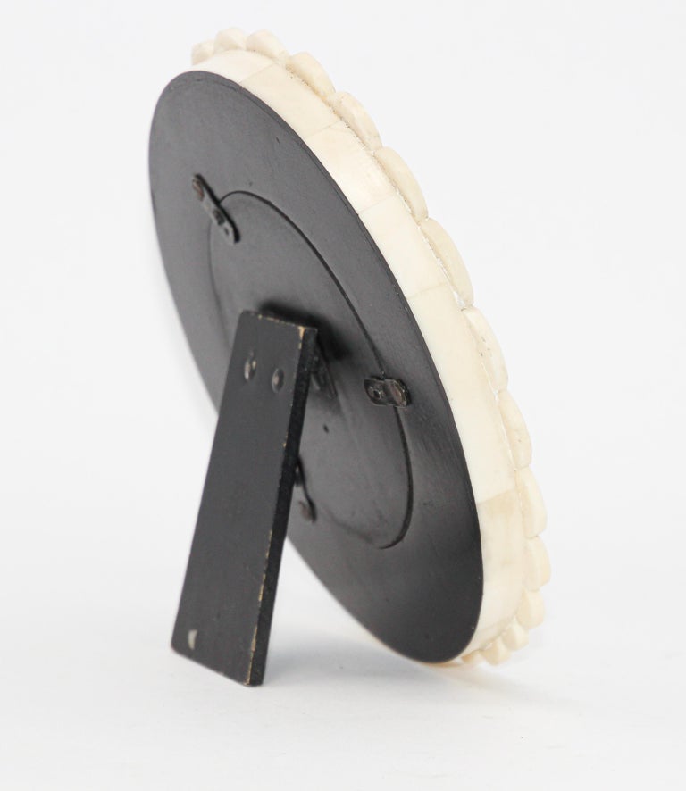 Round Scalloped Picture Frame in White Bone Inlaid For Sale at 1stDibs
