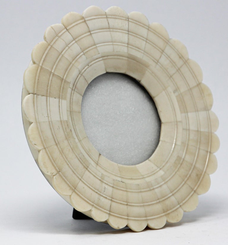 Round Scalloped Picture Frame in White Bone Inlaid For Sale at 1stDibs