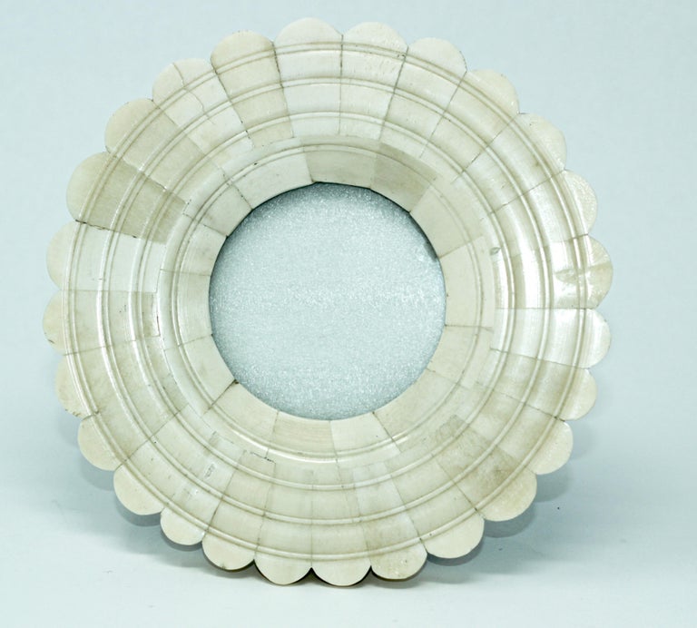 Round Scalloped Picture Frame in White Bone Inlaid For Sale at 1stDibs