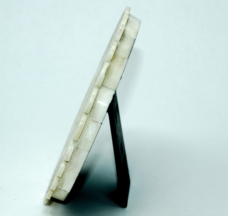 Round Scalloped Picture Frame in White Bone Inlaid For Sale at 1stDibs